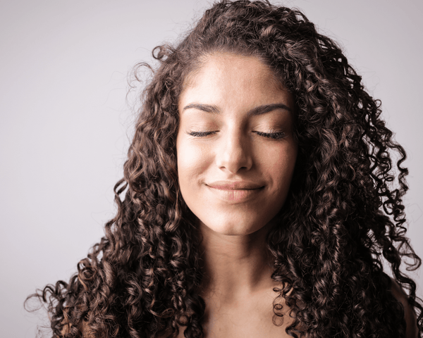 Comment scruncher ses cheveux pour des boucles à tomber ? - Nuoo